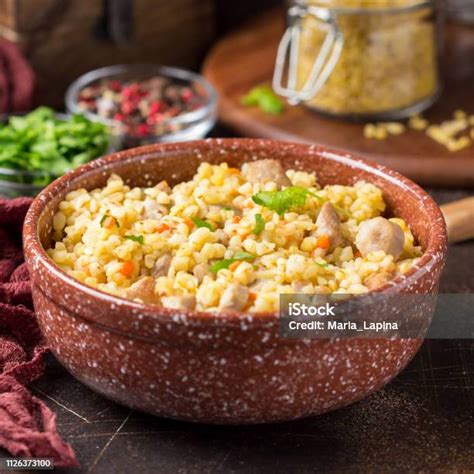 터키 돼지고기 또는 쇠고기 Bulgur 동부 요리 쌀의 맛 있는 전통 음식 밀가루 끓인된 고기입니다 어두운 배경에 필라프 0명에
