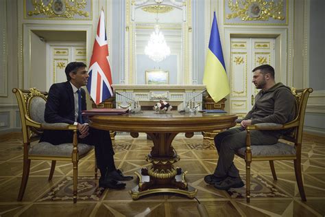 英首相突访基辅，宣布追加5000万英镑对乌军事援助苏纳克连斯基英国