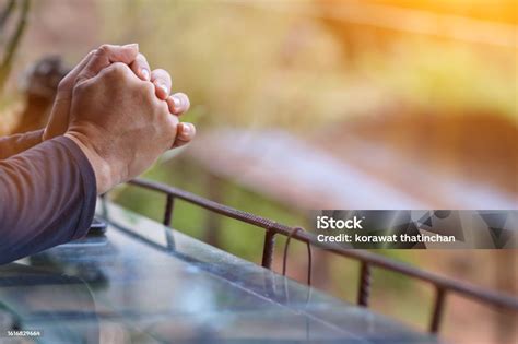 기독교 신앙의 요구를 성취하기 위해 하나님의 능력을 위해 하나님 께기도하는 젊은이의 손 그 젊은이는 자신의 신앙과 그분을 믿는