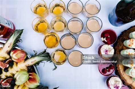 얼음아이리쉬크림 커피 리큐어 테이블에 브랜디 또는 코냑의 안경 다양한 종류의 안경에 강한 알코올 음료 맨 위 보기 0명에 대한
