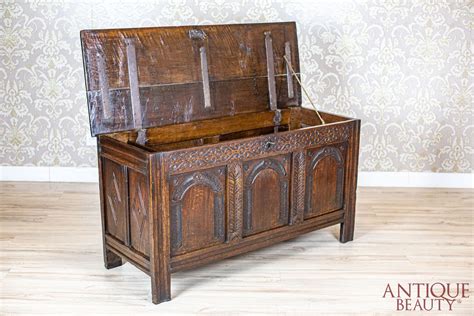 Antique Beauty Rzeźbiona skrzynia posagowa z XIX wieku