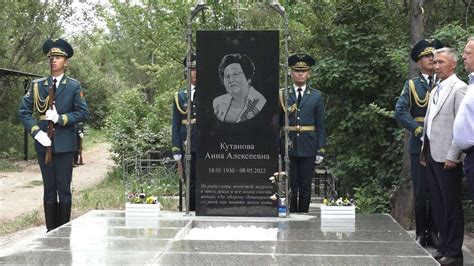 В Бишкеке открыли памятник Анне Кутановой — Today Kg