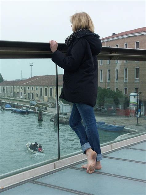 Winter Barefooting Amanda 09 Barefoot Urban Girls 19 Photos
