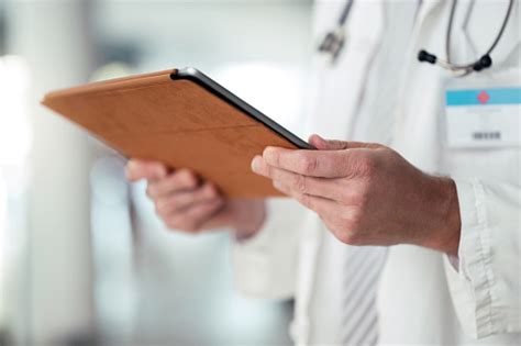 의료 또는 의료 정보 온라인 차트 및 클리닉의 연구 결과를 위한 의사 손 및 태블릿 의료 종사자 또는 디지털 기술 웹 사이트 또는 병원 소프트웨어에서 데이터를 읽는 사람