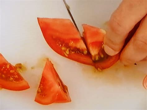1、トマト大1コのヘタを取り、食べやすい大きさに切り、混ぜ合わせたaの酢大さじ1・砂糖小さじ14・ゆずこしょう小さじ8分の