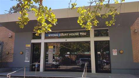 華裔老漢刺傷婦女狂砸屋 違家暴禁制令行兇被拘控 Australian Chinese Daily
