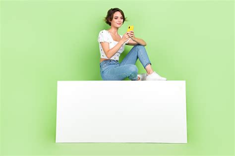 하얀 블라우스 문자 메시지 장치 빈 공간 격리 된 녹색 배경 옷을 입은 매력적인 예쁜 여자의 전체 길이 사진 휴대전화에 대한 스톡 사진 및 기타 이미지 Istock