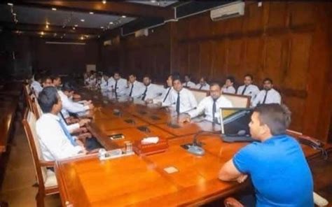 දැන් විසදුම Akd අප්පට බලය තියන කාලේ පුත්තරයො අමාත්‍යංශ වල ලොක්කන්ට උපදෙස් දෙන්න ආවේ ජිම් එකට