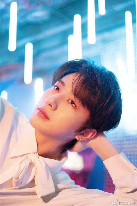 李宏毅今日出席活动的生图🈶原相机镜头下的状态也超级ok！