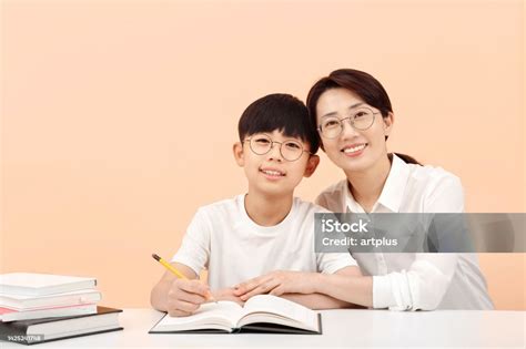 행복한 학습 교사 또는 엄마와 함께 밝게 웃는 행복한 학생 어머니에 대한 스톡 사진 및 기타 이미지 어머니 아이 중학생 Istock