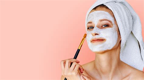 아름다운 여자 적용 얼굴 마스크 에 그녀의 얼굴 와 브러쉬 가꿔주기에 대한 스톡 사진 및 기타 이미지 가꿔주기 건강한 생활방식 깨끗한 Istock