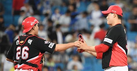6대0→7대6 진땀승그래도 지켰다 어제는 첫승 오늘은 첫 세이브 축하한 사령탑