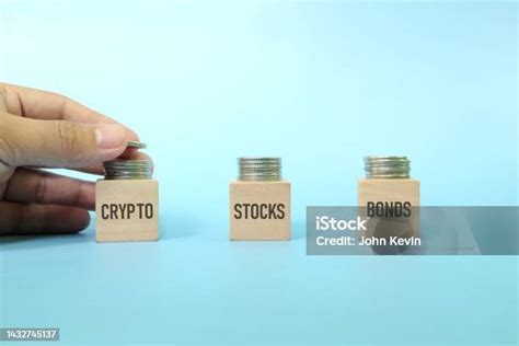 투자 자산 배분 및 다각화 및 위험 관리 전략 개념 여러 위험에 동전을 쌓는 손 0명에 대한 스톡 사진 및 기타 이미지 0명 개념 균형 Istock