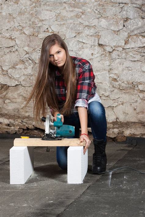 Giovane Donna Dai Capelli Lunghi Con Una Sega Circolare Fotografia