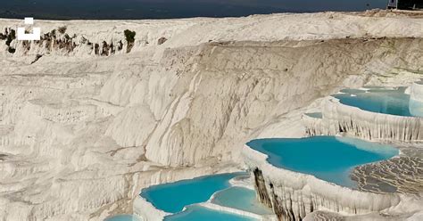 눈 덮인 슬로프 위에 서있는 한 무리의 사람들 사진 Unsplash의 무료 파묵칼레 이미지