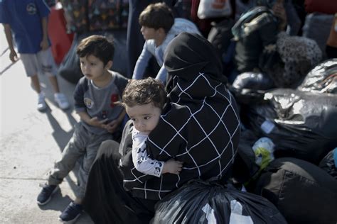 Навалица на мигранти и бегалци во Грција Слободен печат