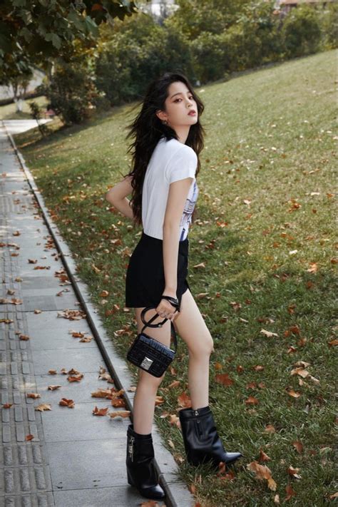 Pin By Peterhenry On Ouyang Nana Actresses Cool Girl Girls Bags
