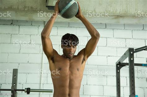 체육관에서 공을 가진 젊은 아프리카 계 미국인 남자 훈련 25 29세에 대한 스톡 사진 및 기타 이미지 25 29세 건강한 생활방식 결심 Istock