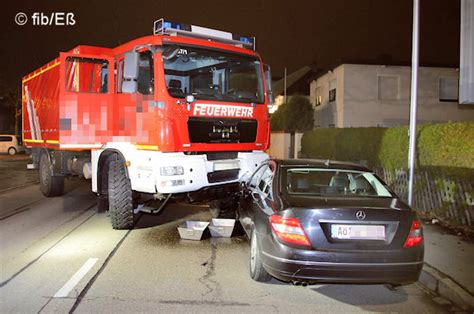 Einsatzfahrt Vor Dem Feuerwehrhaus Verunfallt