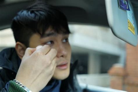 한국 ‘군납남성화장품 유행비비크림과 립스틱 바르는 남성