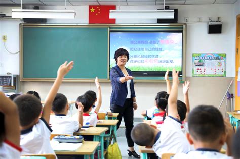 从清晨到日暮，我们用镜头记录一位小学教师最真实的一天批改作业学生们新浪新闻