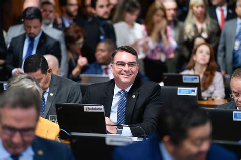 pai investigado Flávio Bolsonaro ironiza gastos de Lula