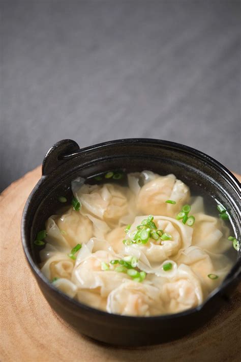 통새우 완탕 중국 사천지방에서는 완탕을 ‘차오소우라고 부릅니다 차오소우는 ‘당신의 손을 이끈다는 뜻이지요 완탕
