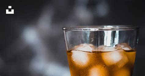 갈색 액체를 가진 명확한 마시는 유리 사진 Unsplash의 무료 음료 이미지