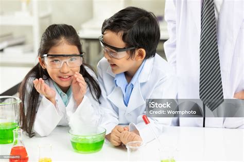 실험실 교실에서 과학 교사와 함께 화학 실험을 하거나 테스트하는 어린이 학생 3 명에 대한 스톡 사진 및 기타 이미지 3 명 40 44세 8 9 살 Istock
