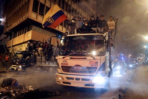 Ecuador Se Sumerge En El Caos El Gobierno Se Va De Quito Ante La
