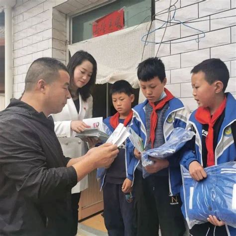 “喜迎二十大，关爱老少行”——何坝镇多形式开展“三留守一特困”共驻共建办实事关爱活动宣传儿童老人