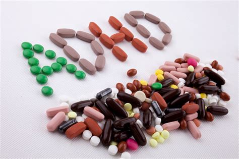 손으로 쓰는 알 약 캡슐 단어 복사 공간 배경 Adhd 주의 결핍 과다 장애에 흰색 절연로 작성 된 텍스트 캡션 영감 의료 개념