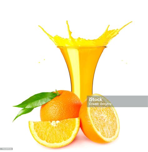 흰색 배경에 고립 된 오렌지 주스 스플래시 오렌지 조각이 있는 유리에 오렌지 주스 0명에 대한 스톡 사진 및 기타 이미지 0명 3차원 형태 감귤류 과일 Istock