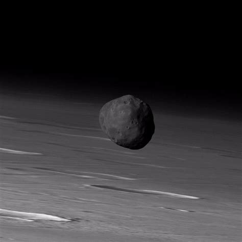 Фобос на фоне Марса снимок зонда Mars Express Rpopularscienceru