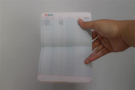ouest de java indonésie en juillet 2022 une main tient un livre de
