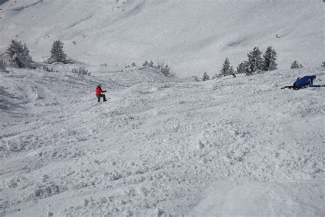 무료 이미지 눈 산맥 스키 타기 산등성이 겨울 스포츠 산들 수월한 통로 냉랭한 Piste 스키 타는 사람