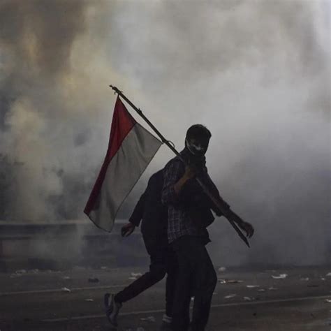 Pembawa Bendera Merah Putih Saat Demo Amelia Hamilton