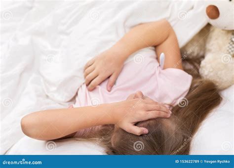 Chory Ma Ej Dziewczynki Lying On The Beach W Obraz Stock Obraz