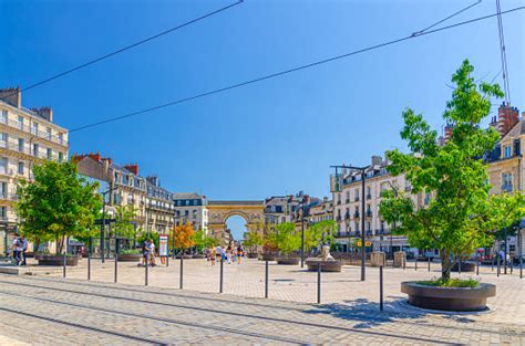 포르트 기욤 게이트 시내 역사 중심지의 화분에 담긴 걷는 사람들과 푸른 나무 거리에 대한 스톡 사진 및 기타 이미지 Istock