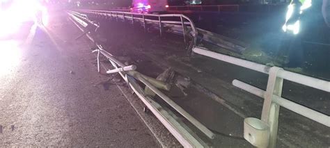 Accident la ieșirea din Ploiești spre Bucov Un șofer a avariat parapetul metalic care desparte