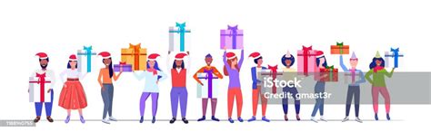 선물 선물 상자를 들고 산타 클로스 모자에 경주 사람들을 혼합 메리 크리스마스 새해 겨울 축하 개념 전체 길이 수평 배너 12월에 대한 스톡 벡터 아트 및 기타 이미지