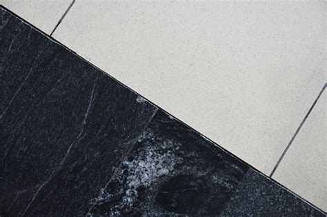 빛과 어두운 세라믹 바닥 타일의 관절 검은 색과 흰색 타일 표면의 솔기의 클로즈업 가리기에 대한 스톡 사진 및 기타 이미지 가리기 가장자리 개체 그룹 Istock