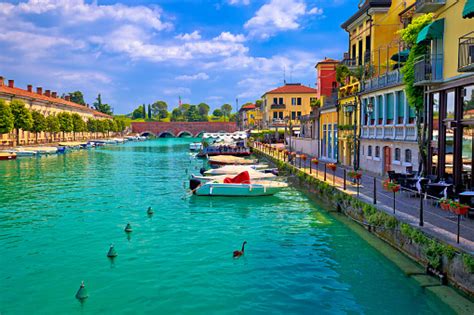 페 스키에 라 델이 르다 다채로운 물가 이탈리아 건축 보기 Lago Di Garda 이탈리아 페스키에라 델 가르다에 대한 스톡