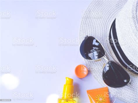 플랫 보기의 여름을 여행 액세서리 모자 태양 안경 썬블록 크림 보호입니다 0명에 대한 스톡 사진 및 기타 이미지 0명 3가지 개체 개인 장식품 Istock