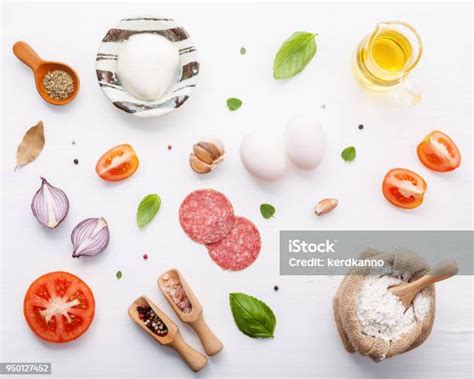 재료 달콤한 바 질 토마토 마늘 베이 잎 후추 양파 모 짜 렐 라 치즈 평면 흰색 나무 배경에 수 제 피자 재료 하다 건강에 좋지 않은 음식에 대한 스톡 사진 및 기타