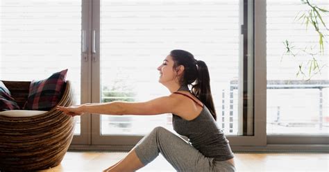 거실에서 집에서 운동하고 요가나 필라테스 운동을 하는 아름다운 젊은 여성 복부 크런치를 하는 웃는 여자 사진 Unsplash의 요가 이미지