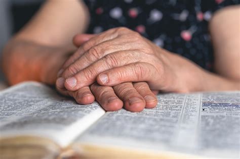Eine Alte Frau Liest Die Bibel Aus Nächster Nähe Kostenlose Foto