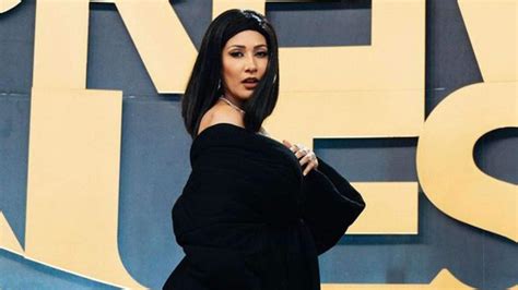 Simaria Esquece Do Sutiã E Deixa Blusa Cair Em Evento Internacional