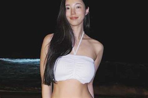 밤바다서 아찔 노출… 끈으로 겨우 가린 ‘비키니로 꽉찬 볼륨 몸매