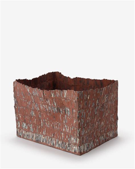 경기도자미술관 세상은 조금은 다른 작은 존재들의 연약한 집합체라 생각한 작가는 작은 점토 조각들로 구성된 작품을 통해 세상을 표현합니다 작고 얇은 사각형 점토 조각을